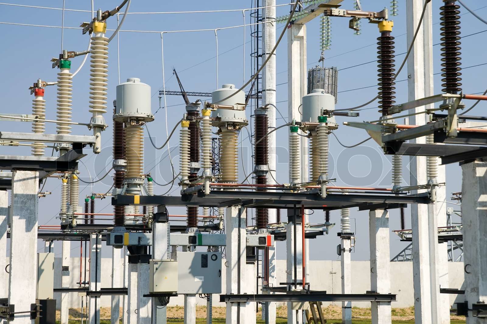 Teil der Hochspannungs-Umspannwerk mit Schaltern und Trennschalter | Stock Bild | Colourbox