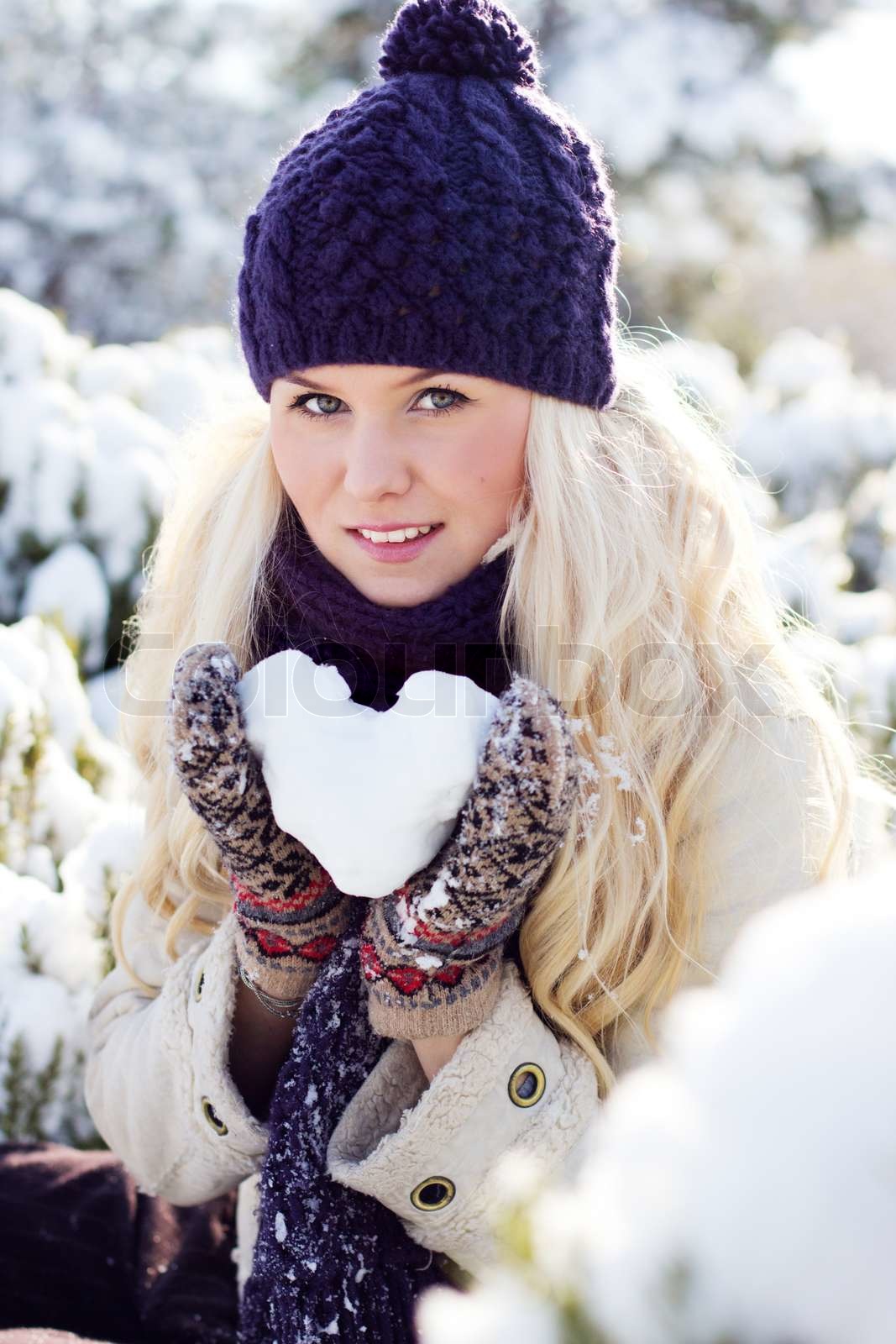 schöne Winter Frau mit Herz aus Schnee | Stock Bild | Colourbox