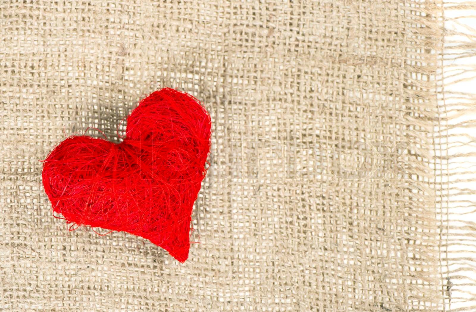 rødt hjerte på Jute baggrund | Stock foto | Colourbox