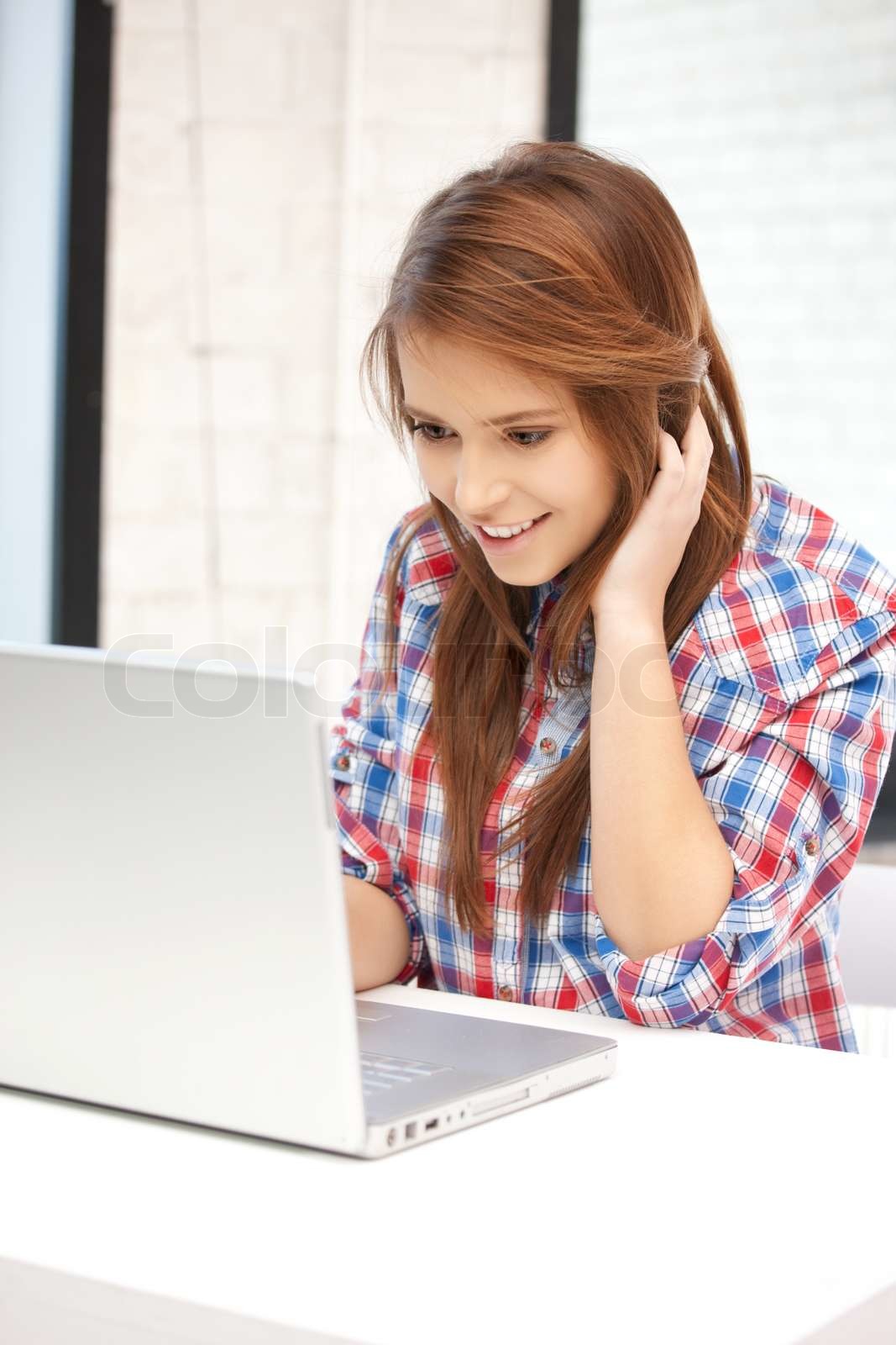 Bild der glücklichen Frau mit Laptop-Computer | Stock Bild | Colourbox