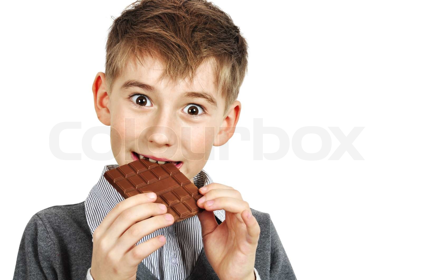 Young Boy spise en chokolade bar over hvid baggrund | Stock foto ...