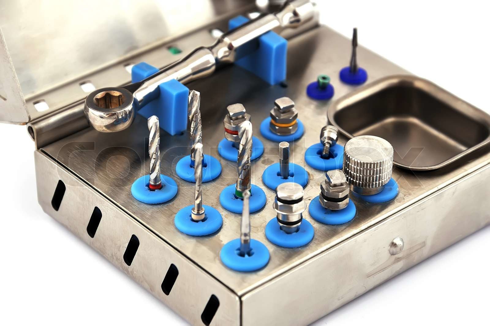 Instrument for dentalimplantologi på en hvid baggrund | Stock foto ...