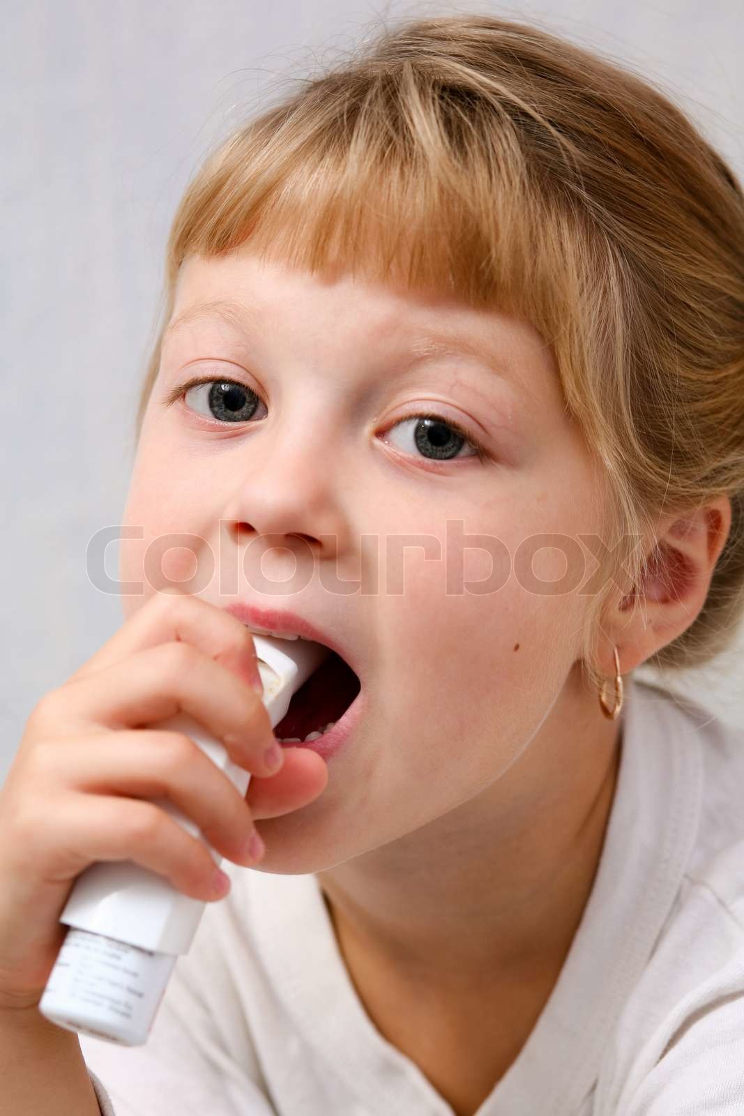 Ein Bild von einem Kind, das Einatmen | Stock Bild | Colourbox