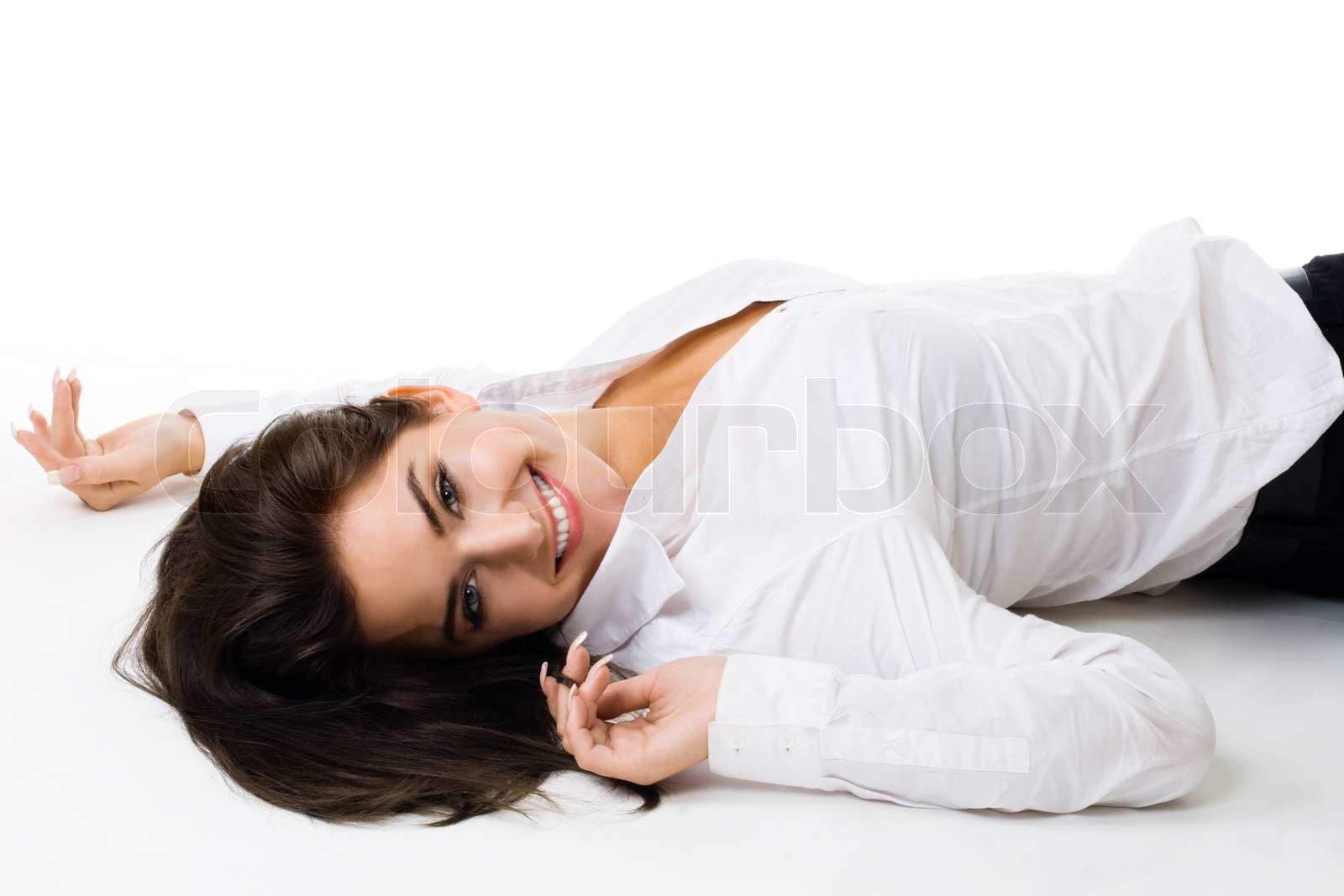 Happy young woman in white lag auf dem Boden und lächelt , isoliert ...