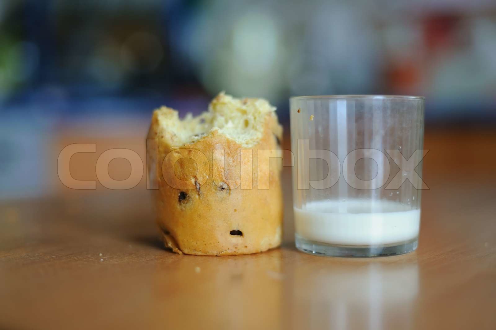 Et billede af en kage og et glas med nogle mælk på et bord | Stock foto ...