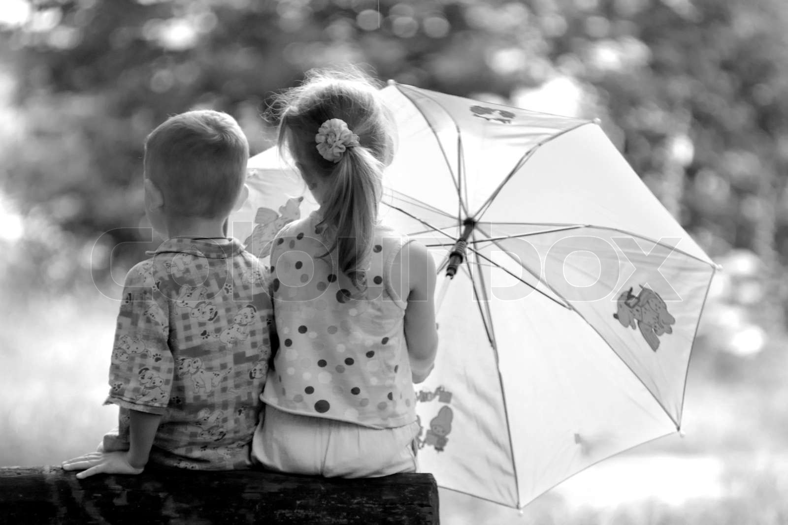 Kinder sitzen unter Dach | Stock Bild | Colourbox
