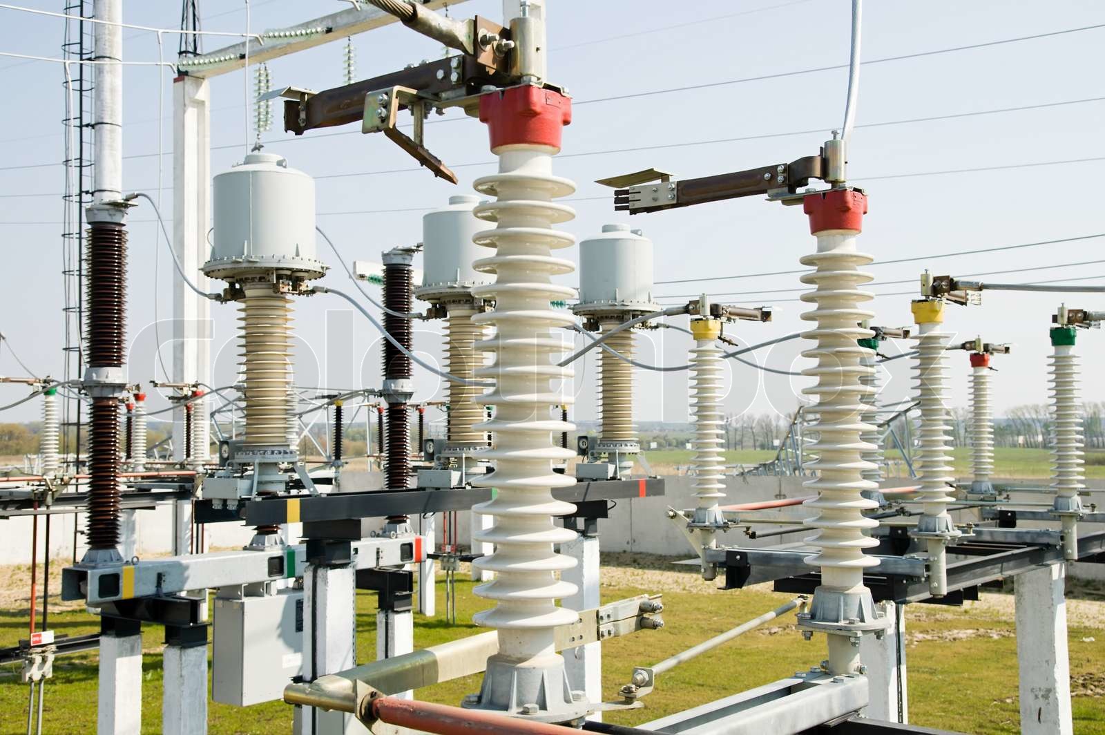 Teil der Hochspannungs-Umspannwerk mit Schaltern und Trennschalter | Stock Bild | Colourbox