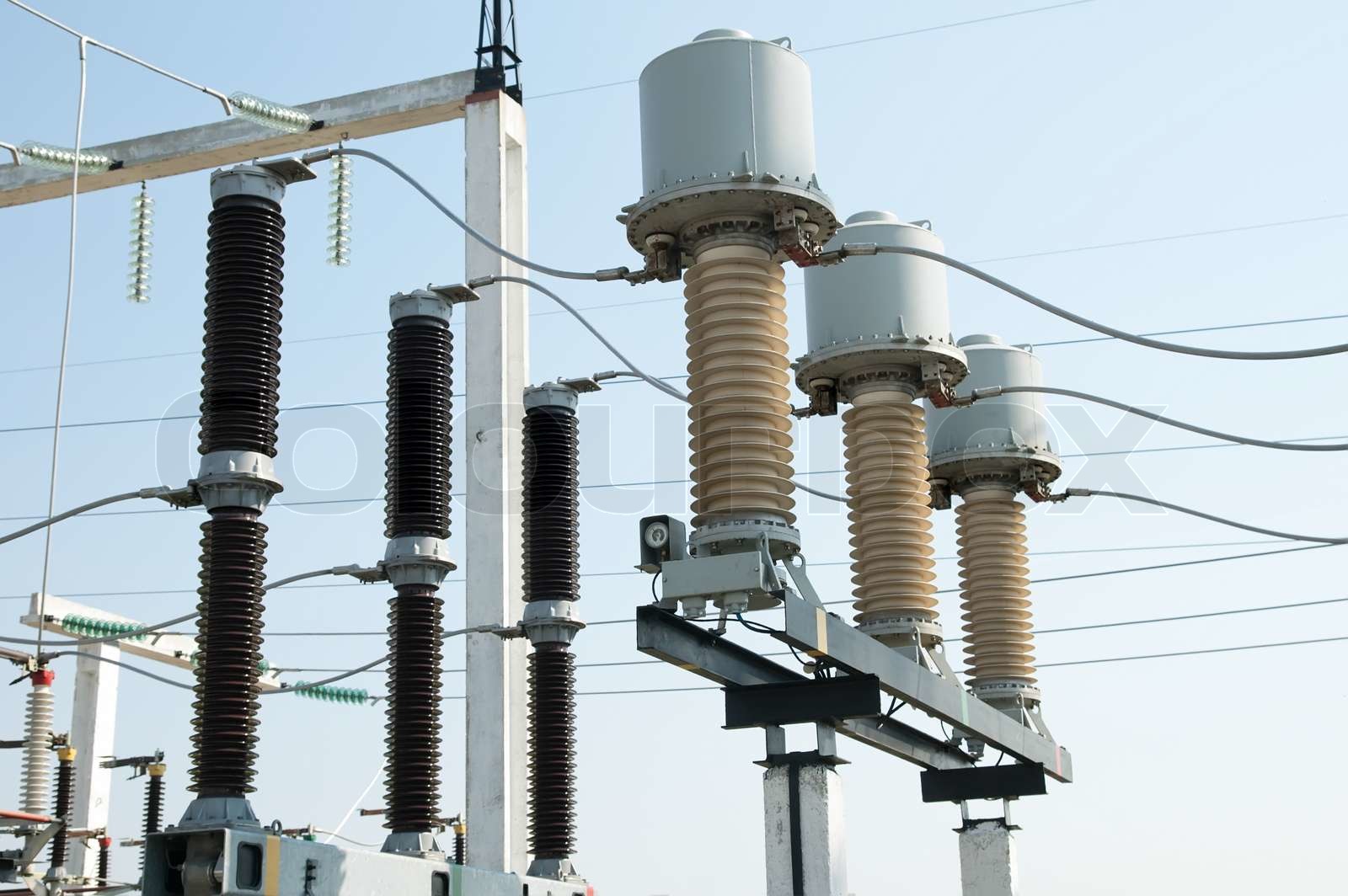 Teil der Hochspannungs-Umspannwerk mit Schaltern und Trennschalter | Stock Bild | Colourbox