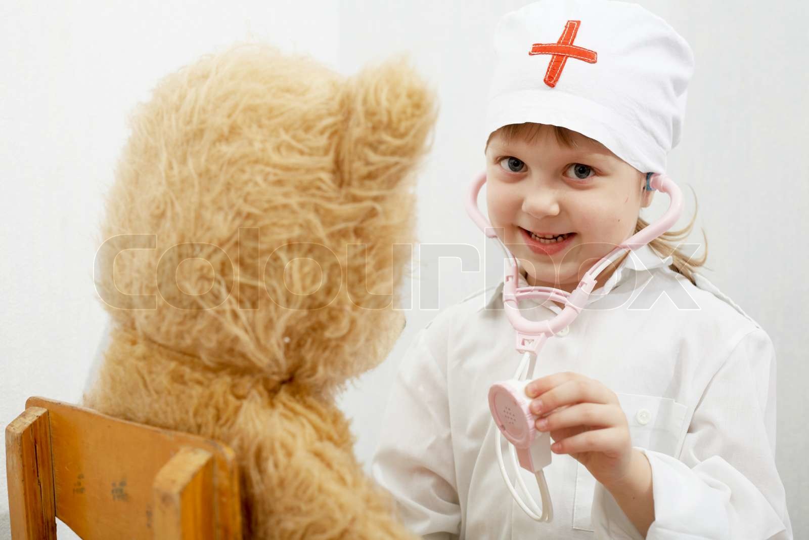 Et billede af barn, der leger i læge | Stock foto | Colourbox