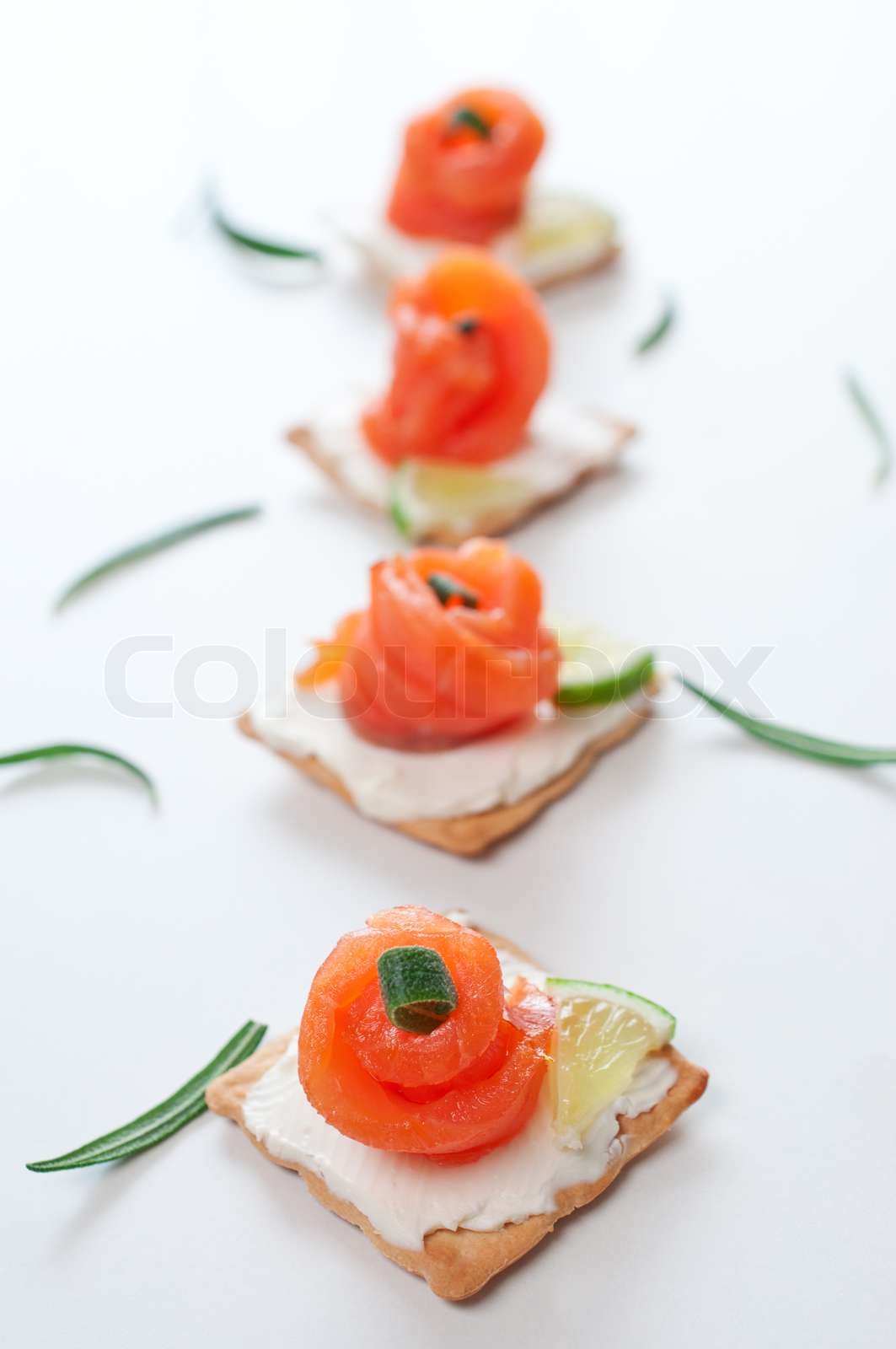 Canapes mit Räucherlachs und Frischkäse auf weißem | Stock Bild | Colourbox