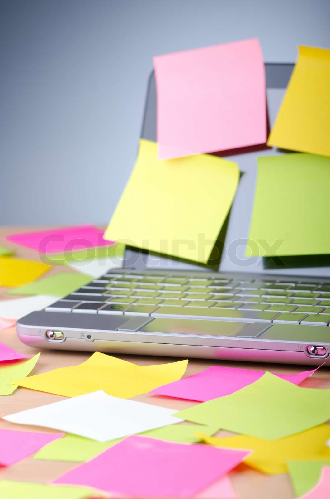 Netbook mit Notizen | Stock Bild | Colourbox