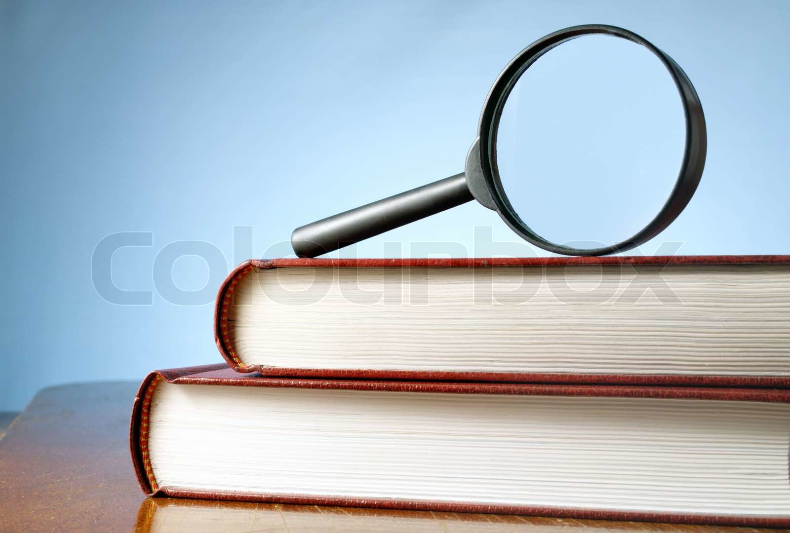 Buch und eine Lupe | Stock Bild | Colourbox