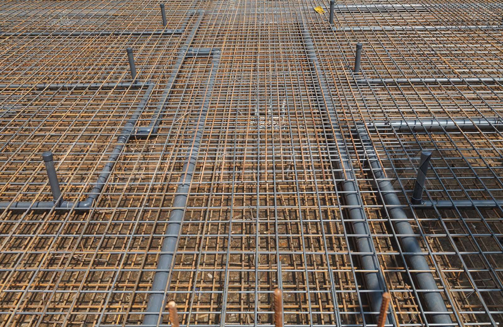 Construction of a swimming pool, fitting of fittings and installation ...