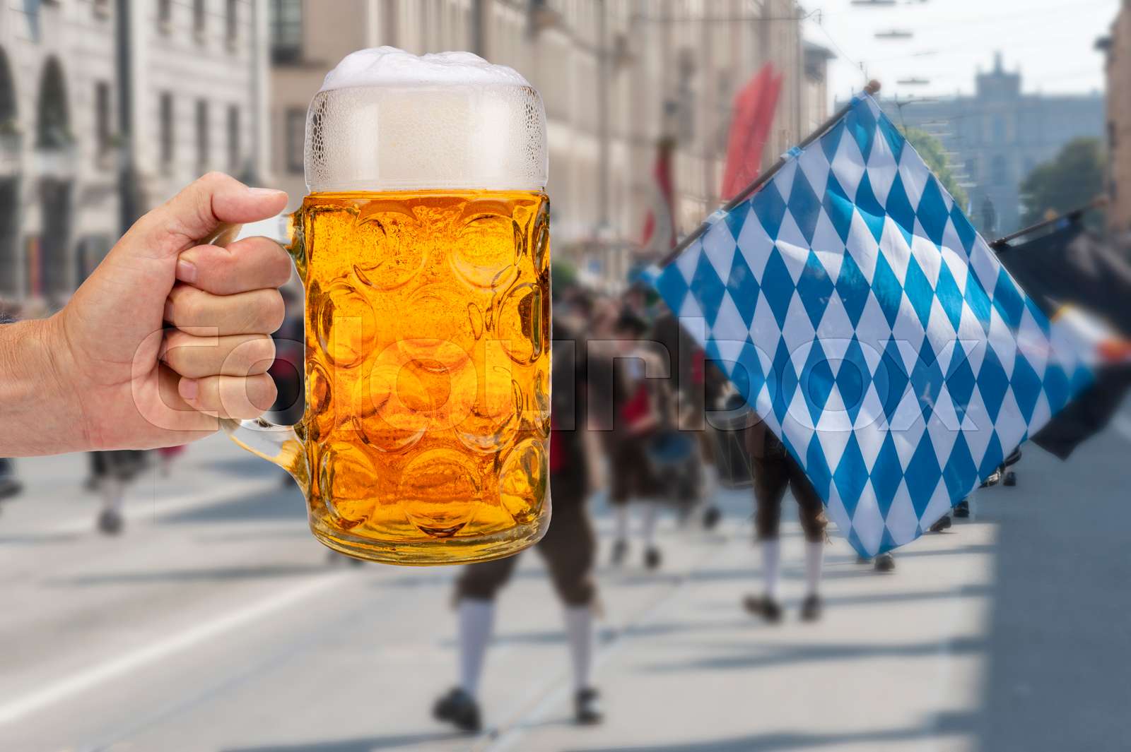 Maßkrug mit Bier auf dem Oktoberfest in München | Stock Bild | Colourbox