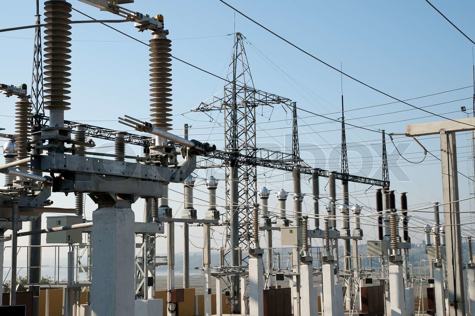 Teil der Hochspannungs-Umspannwerk mit Schaltern und Trennschalter | Stock Bild | Colourbox