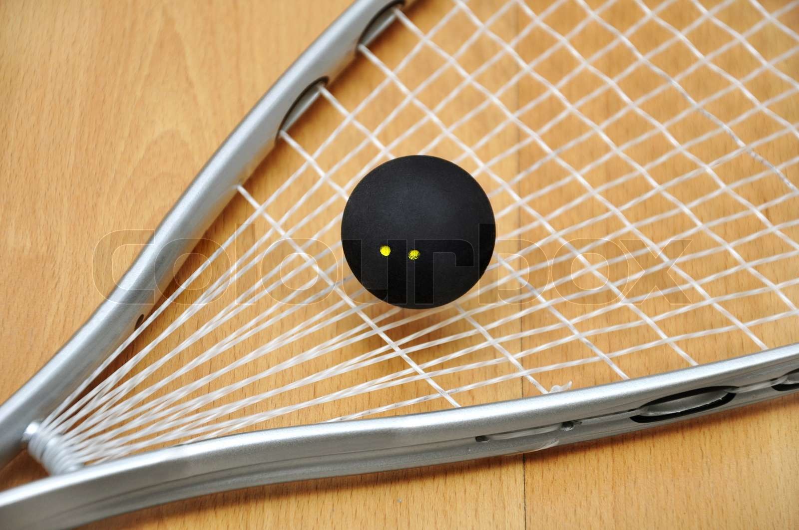 Nærbillede af en squash ketcher og bold over træ baggrund | Stock foto ...