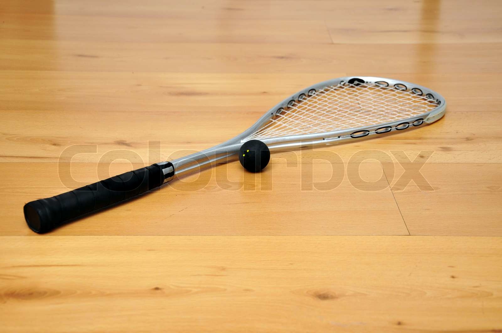 en squash ketcher og bold på gulvet | Stock foto | Colourbox