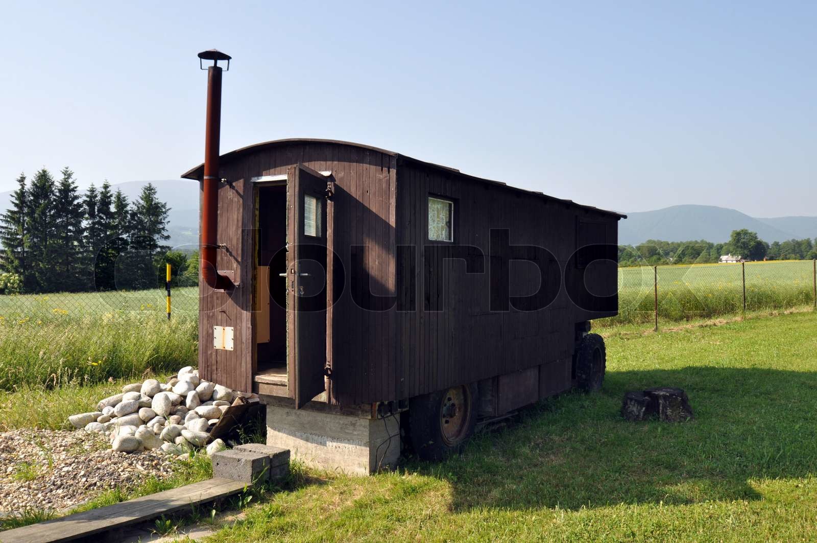 old classic Holz Mobilheim Wohnwagen | Stock Bild | Colourbox