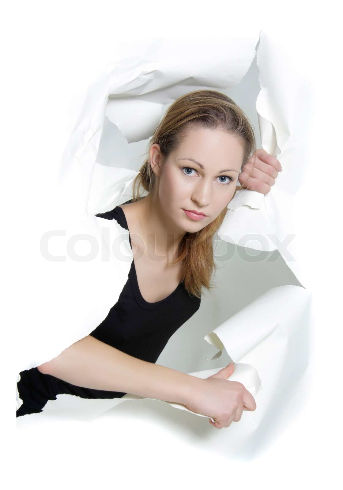 junge Frau durch das Loch im Papier lookind | Stock Bild | Colourbox