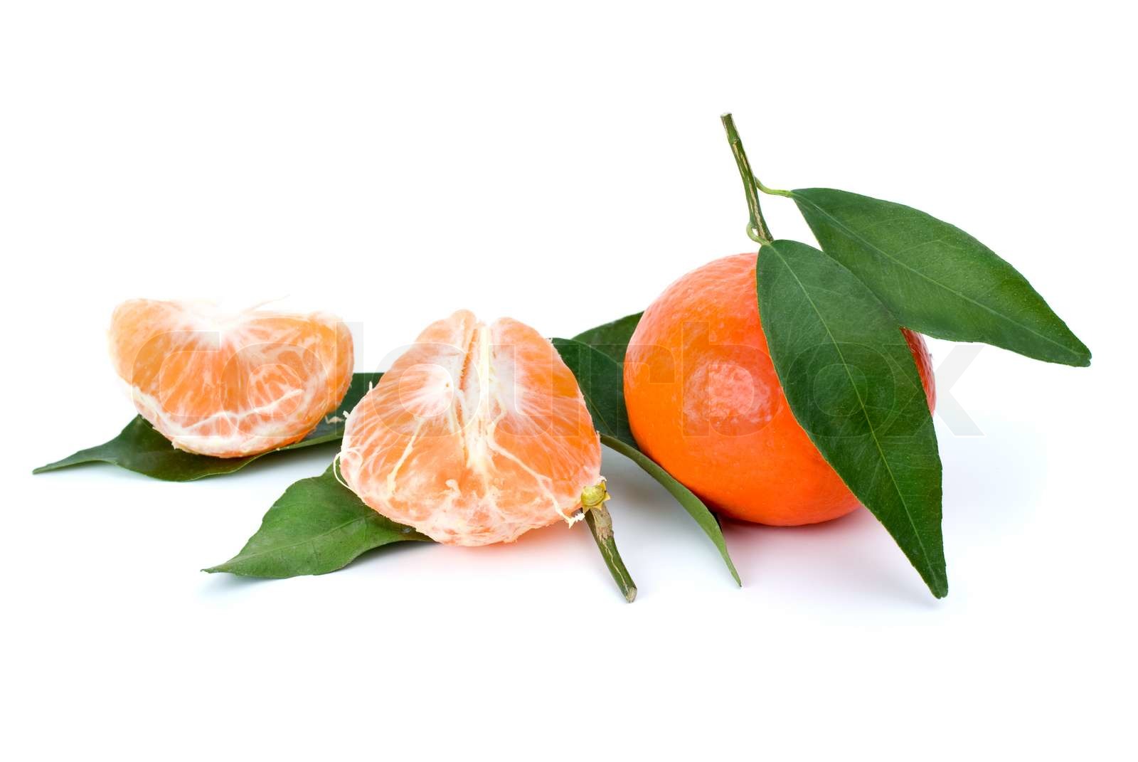 Ganze und geschälte Mandarinen und einige mandarin Blätter auf dem ...