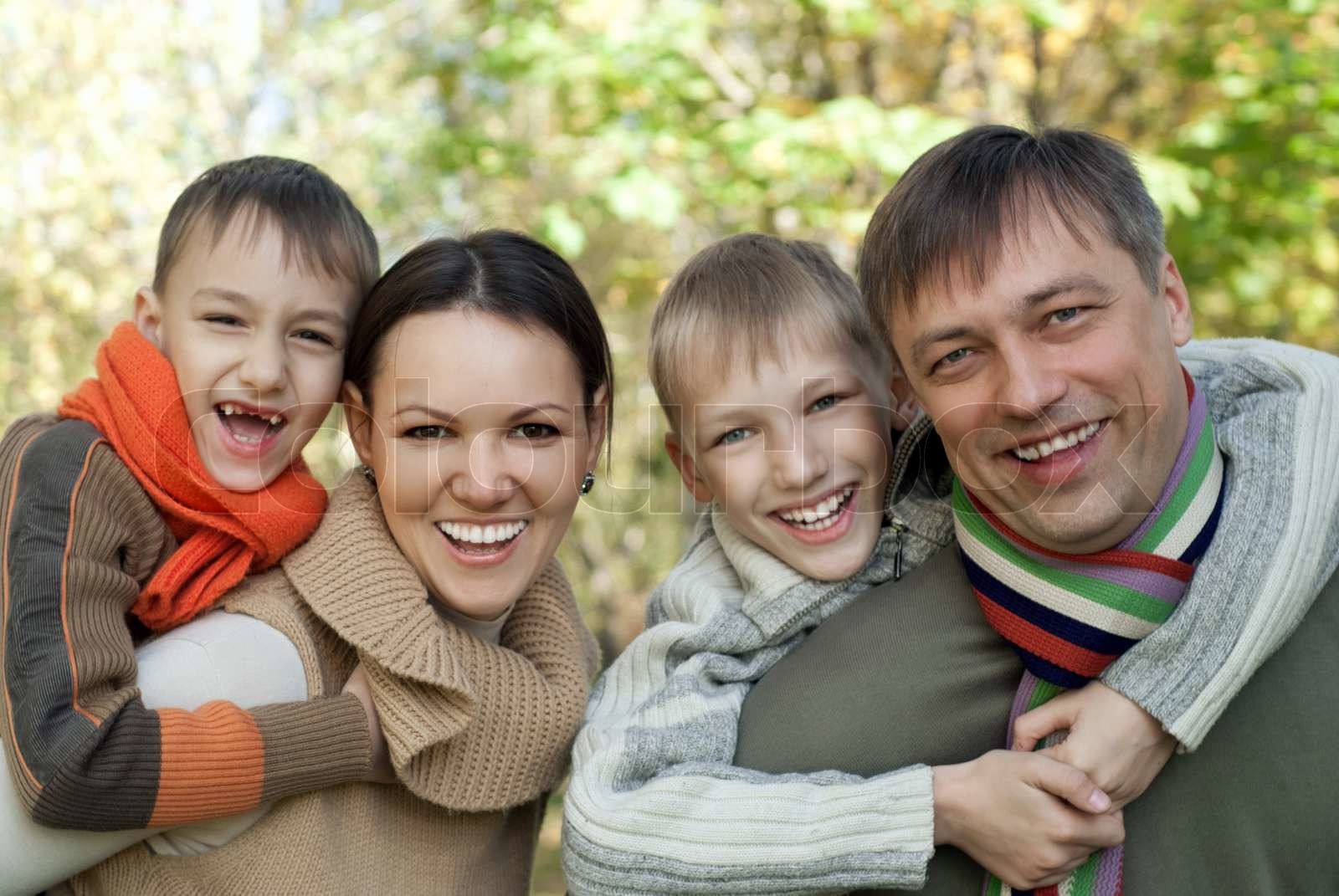 Porträt einer netten Familie von vier auf die Natur | Stock Bild ...