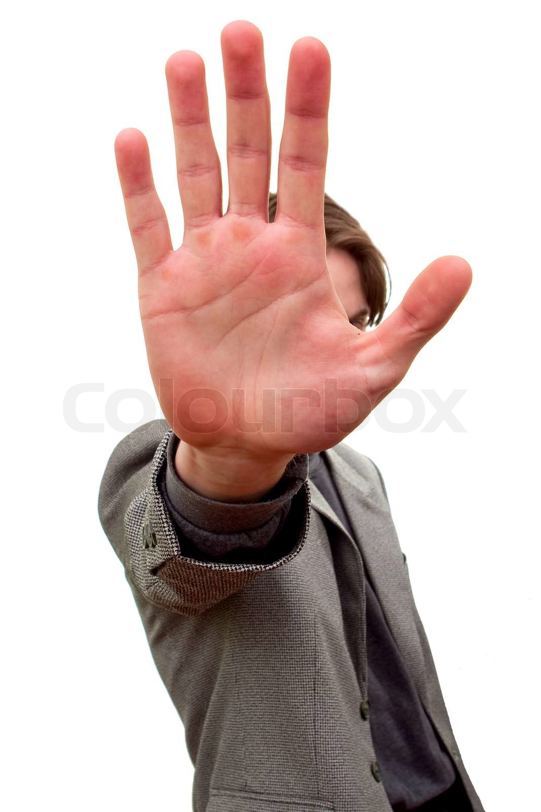 Junger Mann zeigt Stoppschild mit der Hand auf weißem Hintergrund ...