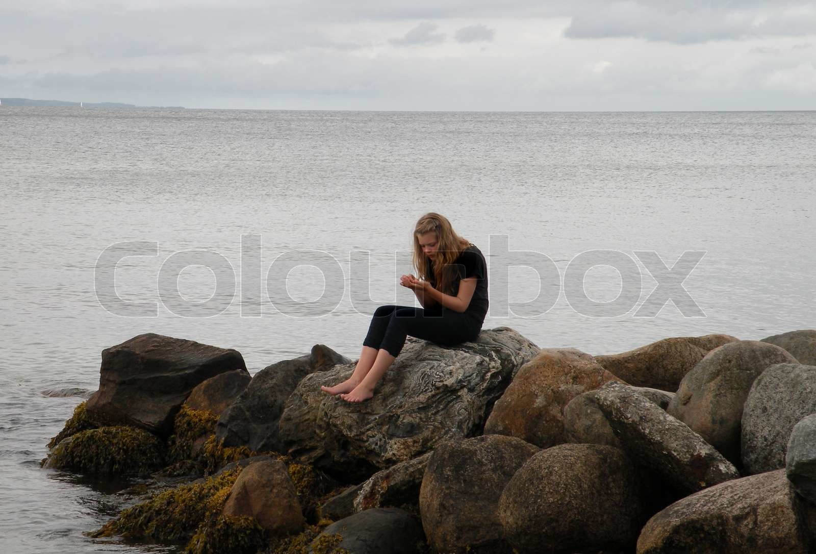 Meerjungfrau, junge Mädchen sitzen auf den Felsen am Meer | Stock Bild ...