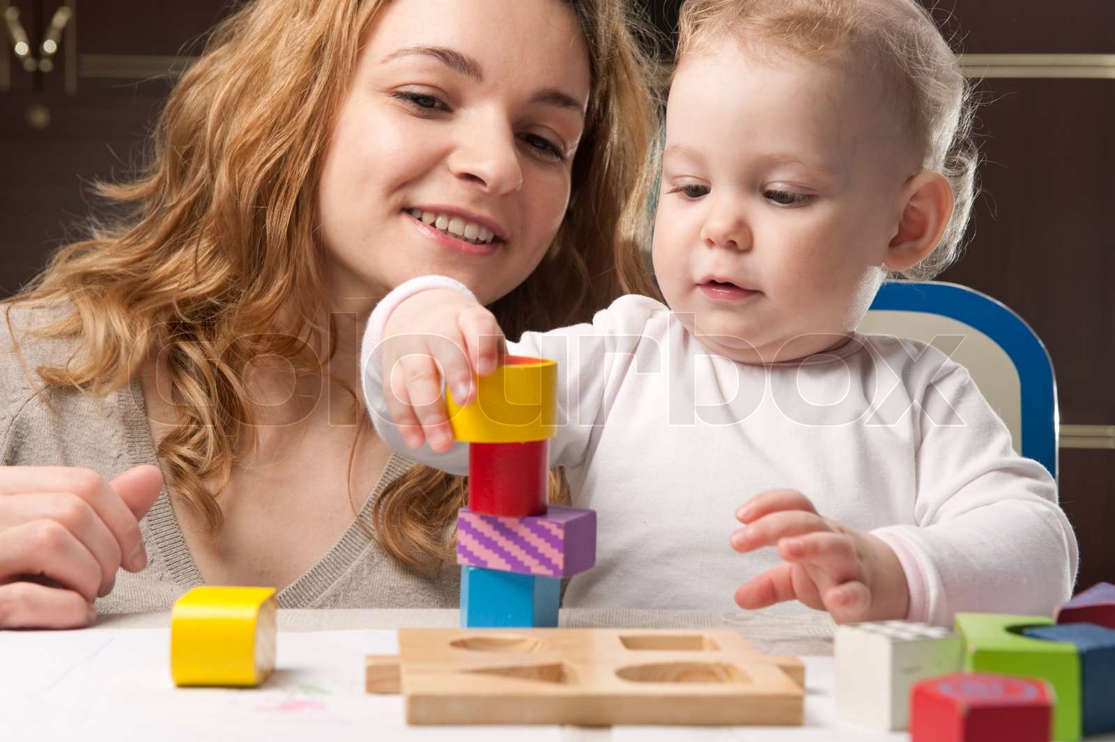Mor og baby datter bygning tårn | Stock foto | Colourbox