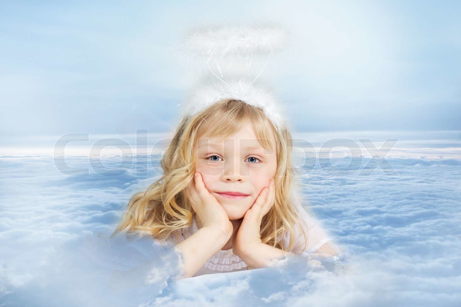 Kleine Engel Mädchen | Stock Bild | Colourbox