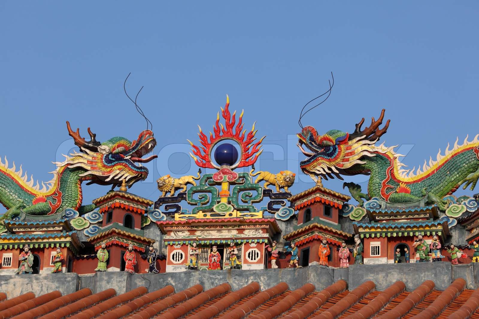 Dragons på taget af taoistisk tempel i Hong Kong | Stock foto | Colourbox