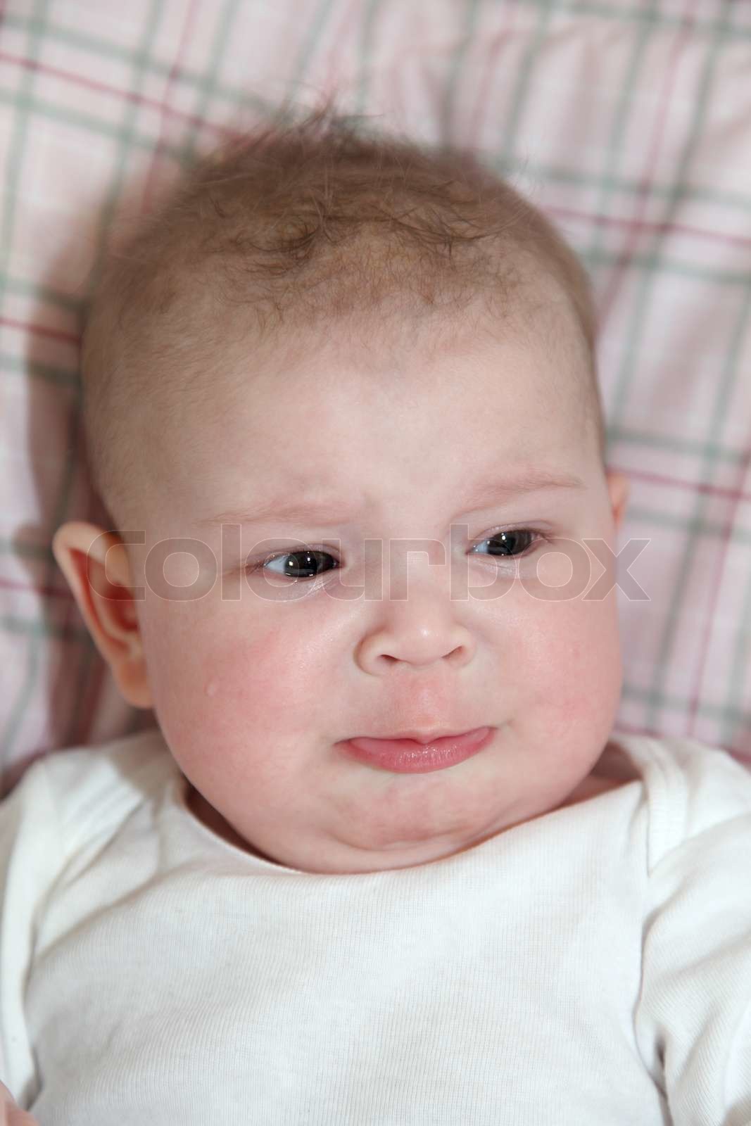 Fem måneder gammel baby klynker | Stock foto | Colourbox