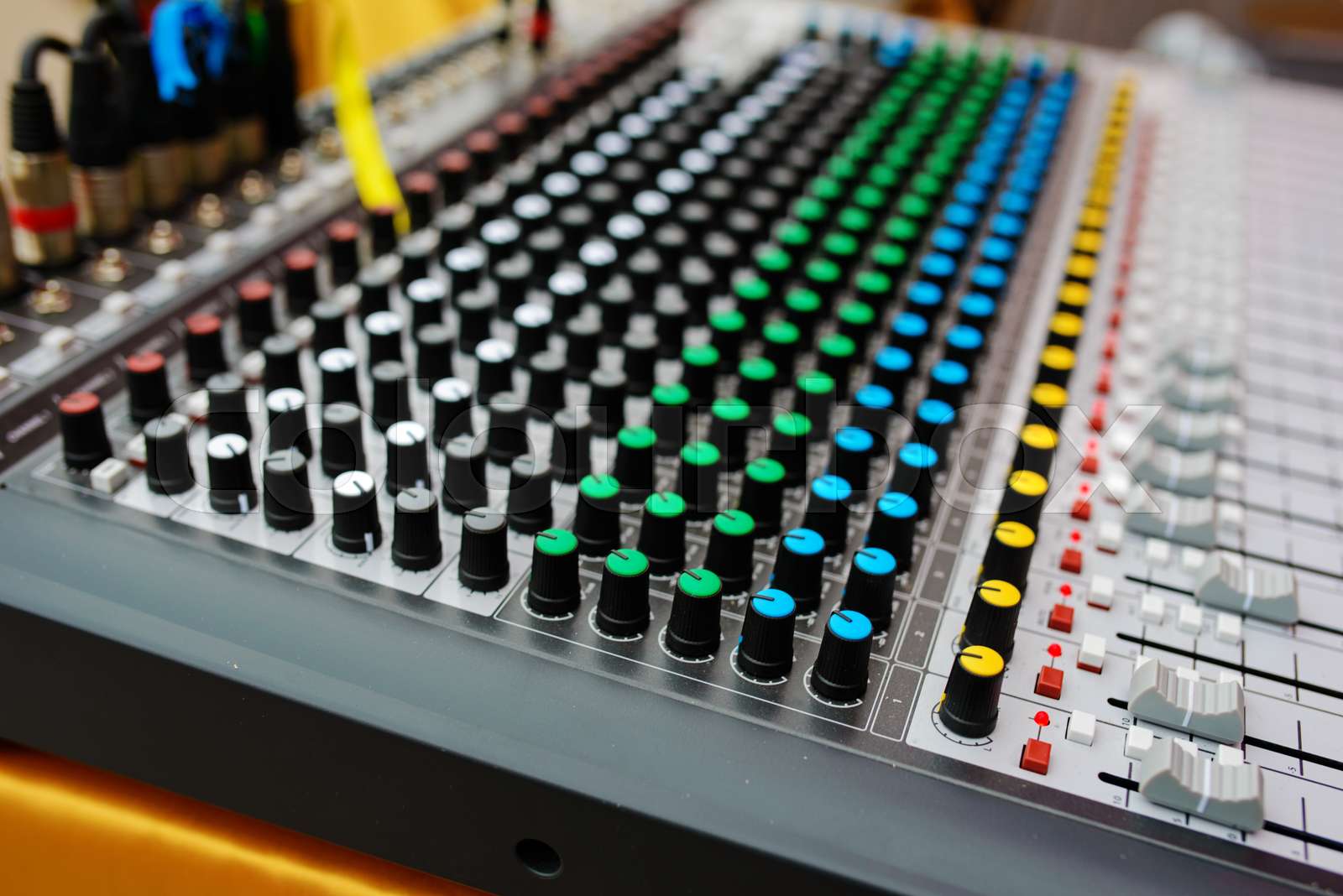 Integrated amplifier and equalizer mixer switch of sound equpiment ...