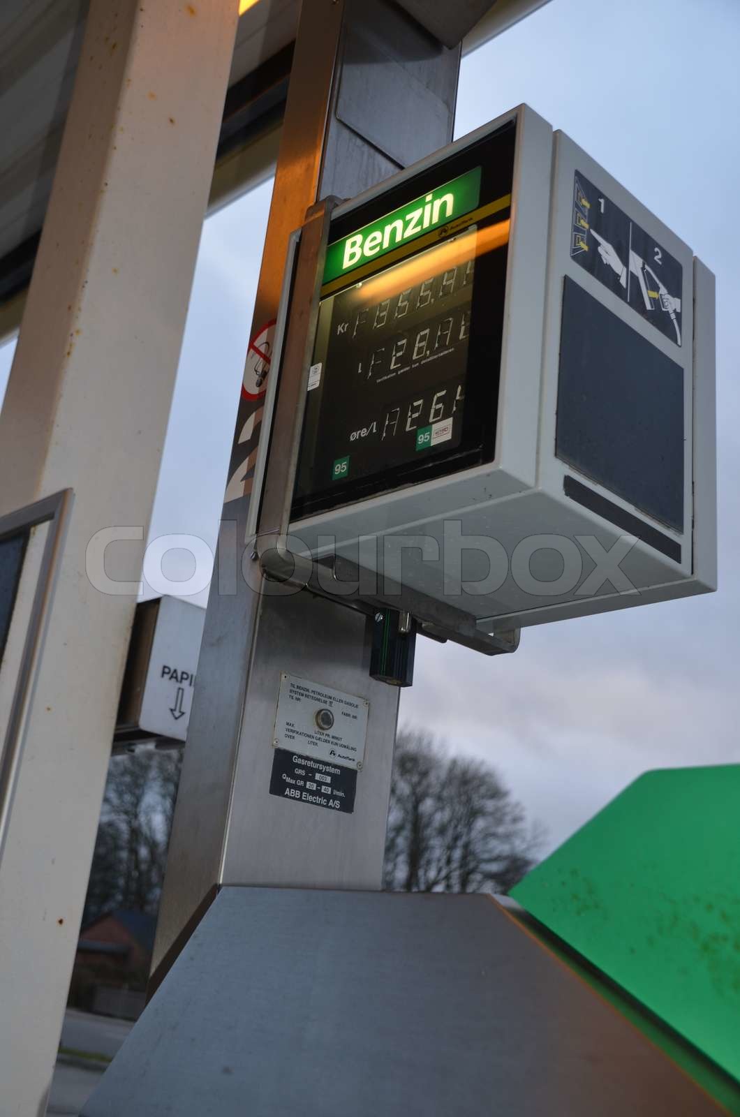 diesel og benzin stander på tankstation | Stock foto | Colourbox