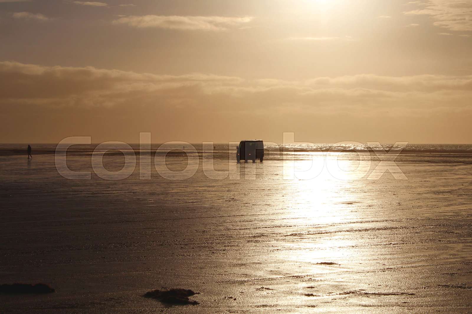 Gegenlichtaufnahme: Auto am Strand im Wattenmeer, Rindby, Insel Fanö ...