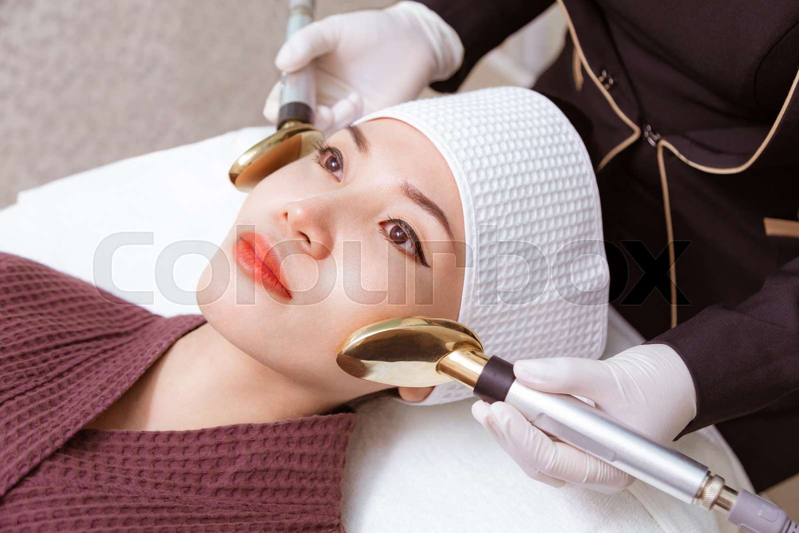 Young woman getting her beauty treatment by a doctor at a beauty clinic ...