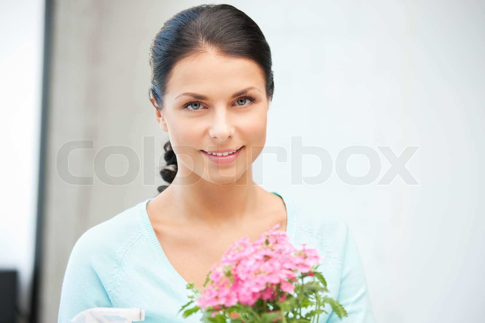 schönen Hausfrau mit Blume | Stock Bild | Colourbox