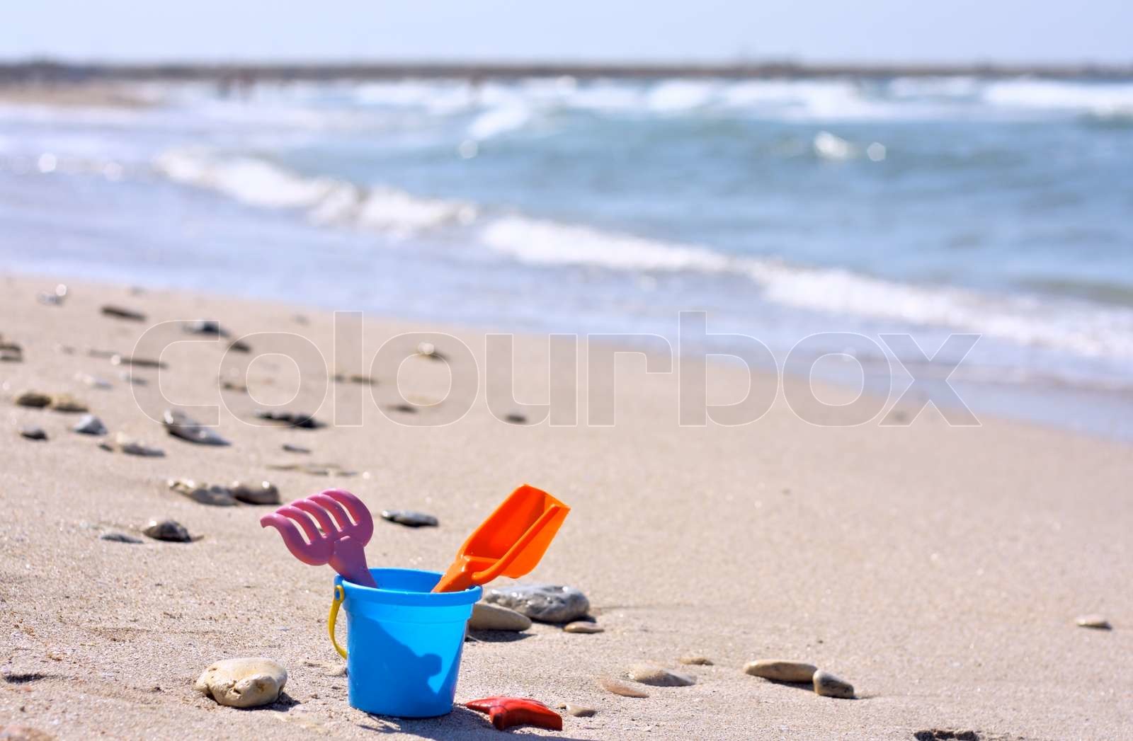 Kunststoff-Eimer am Strand | Stock Bild | Colourbox
