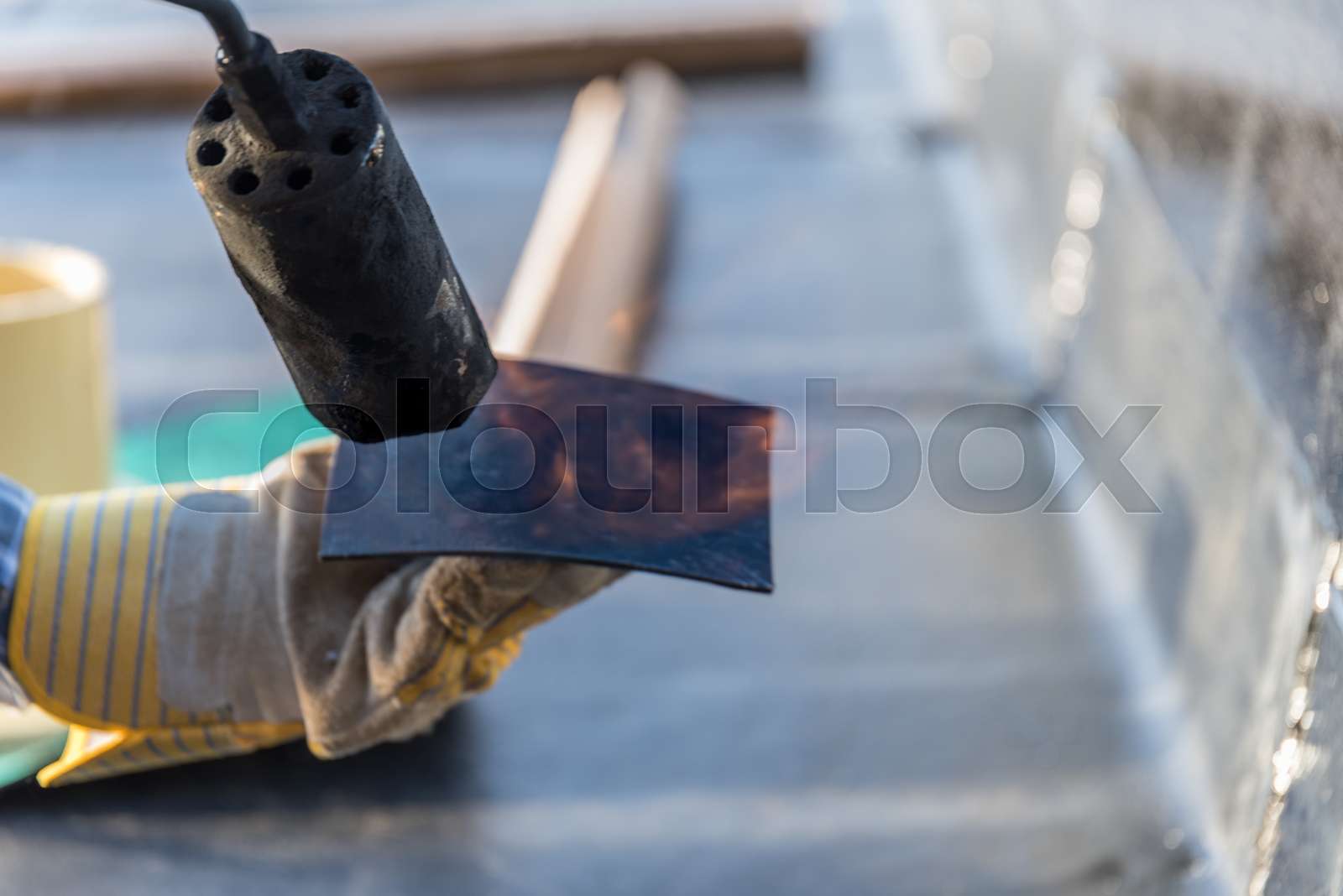 Bauarbeiter dichtet mit Flämmpappe | Stock Bild | Colourbox