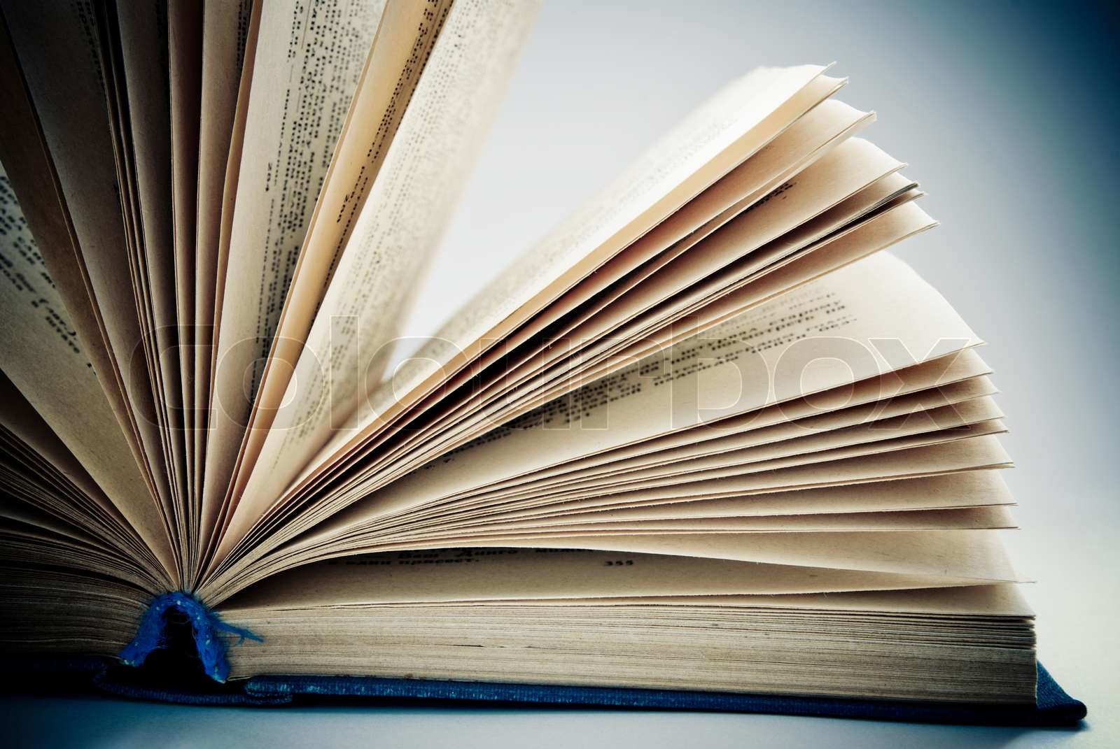 offenes Buch | Stock Bild | Colourbox