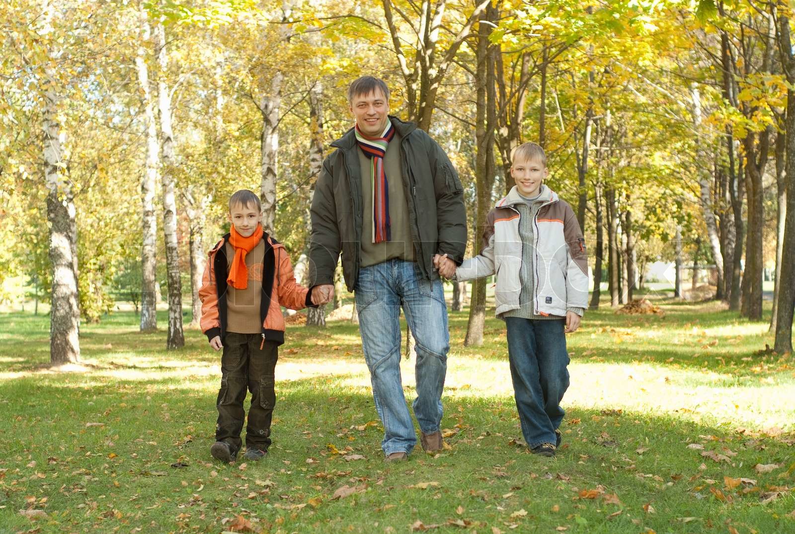glückliche Vater mit Kindern spielen | Stock Bild | Colourbox