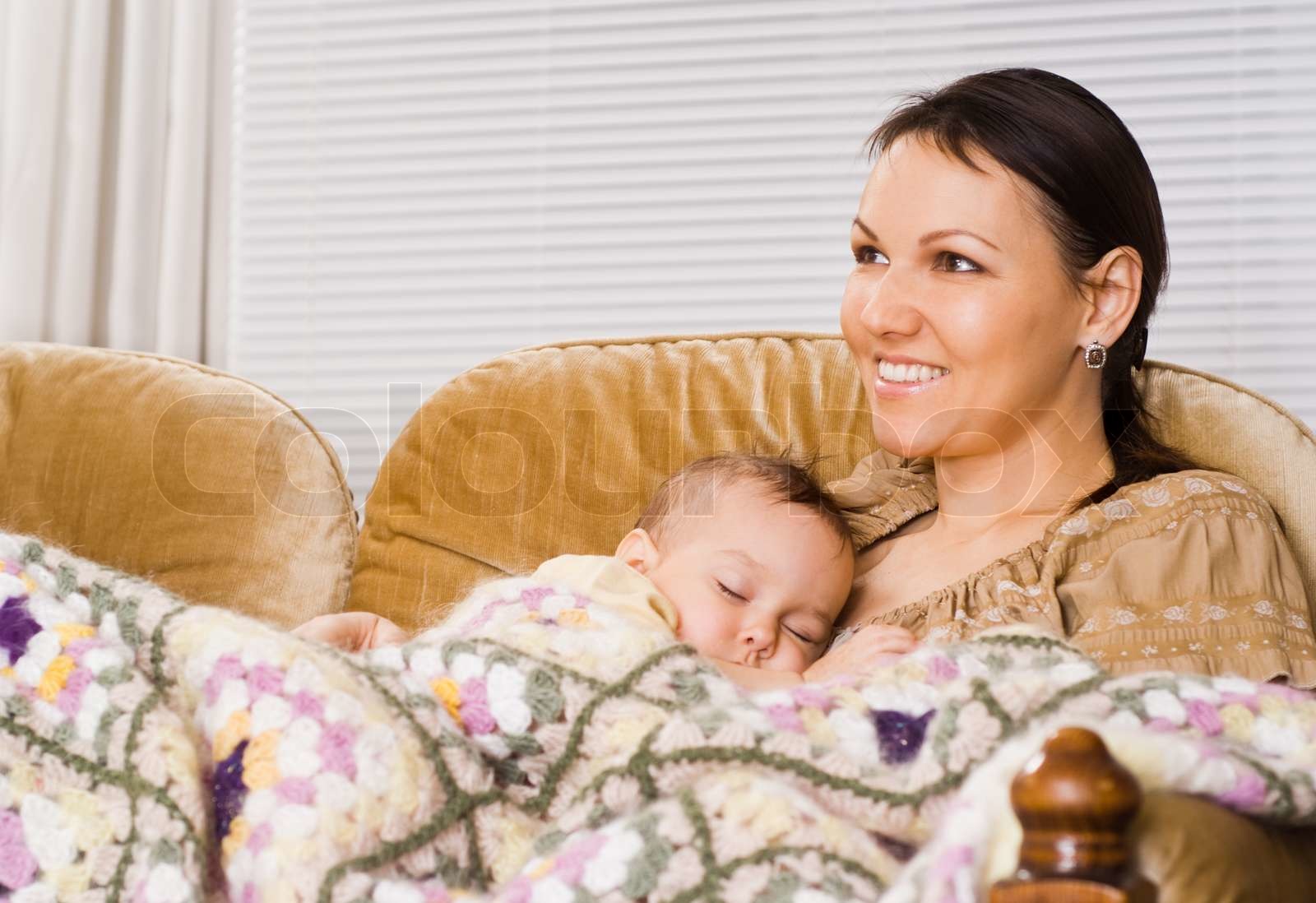 schöne Mutter und slippingbaby | Stock Bild | Colourbox