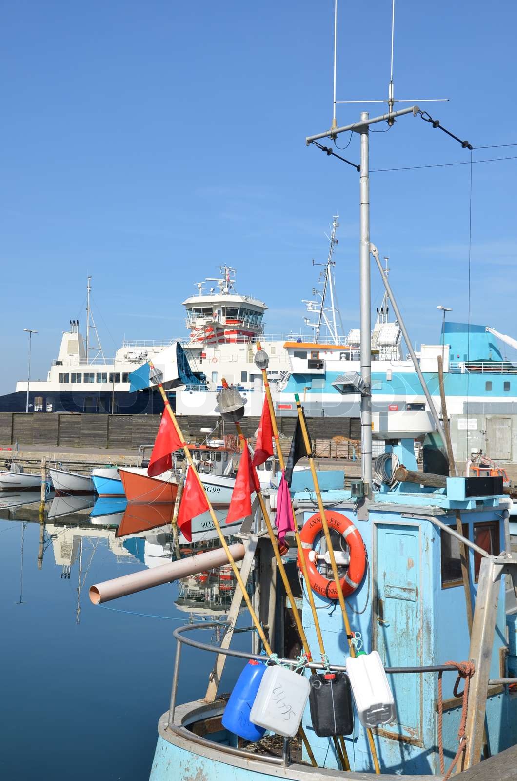 fiskekutter og skibe i havnen en flot solskindag med blå himmel og blåt ...