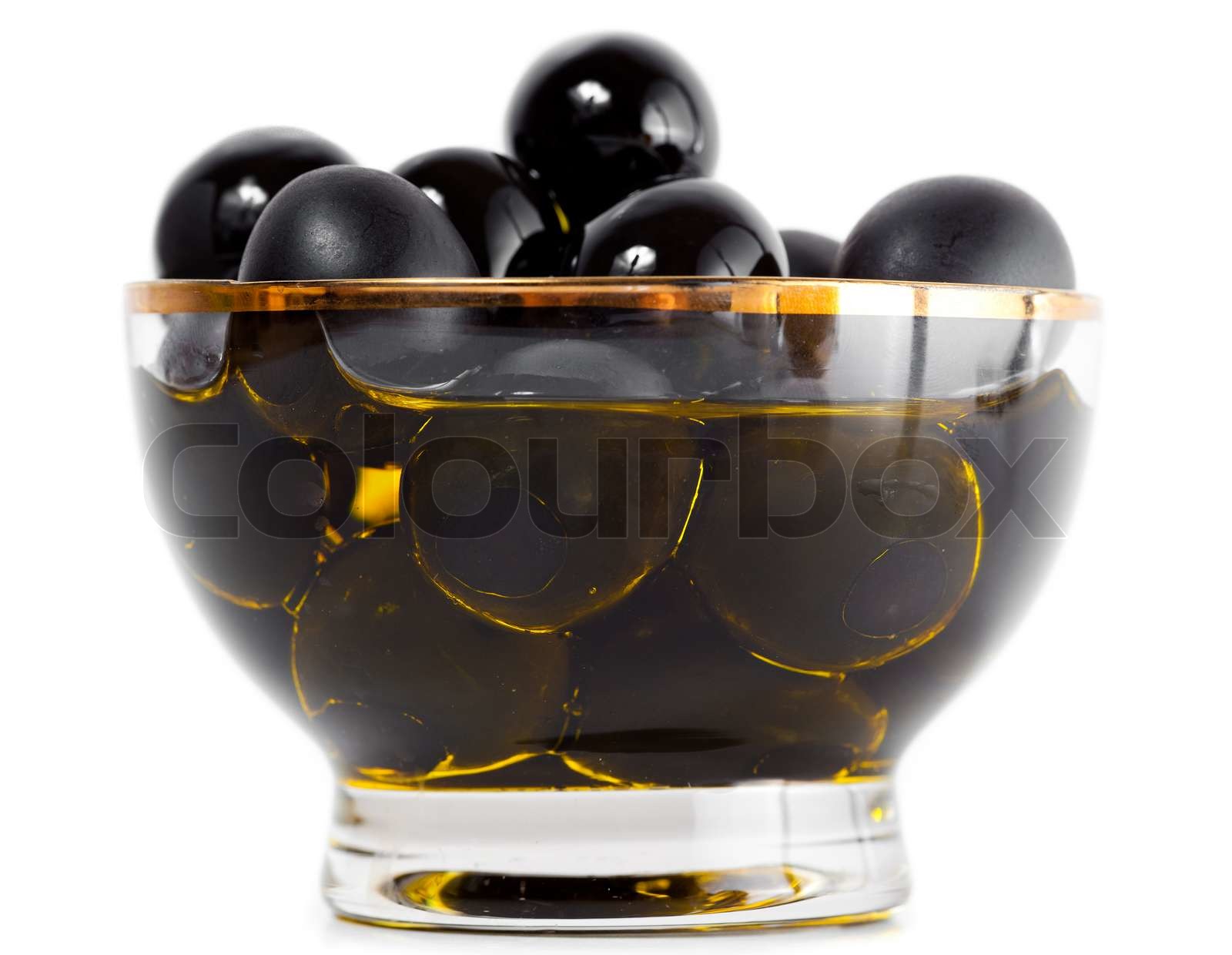 Sorte oliven i en skål isoleret på hvidt | Stock foto | Colourbox