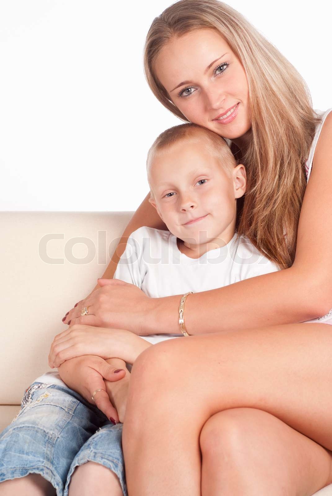 Mutter und Sohn auf dem Sofa | Stock Bild | Colourbox