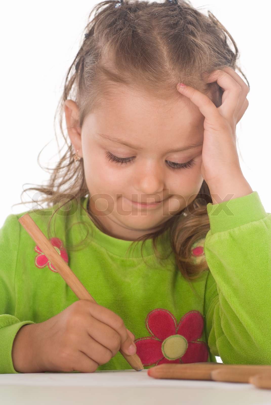 Mädchen zieht am Tisch | Stock Bild | Colourbox