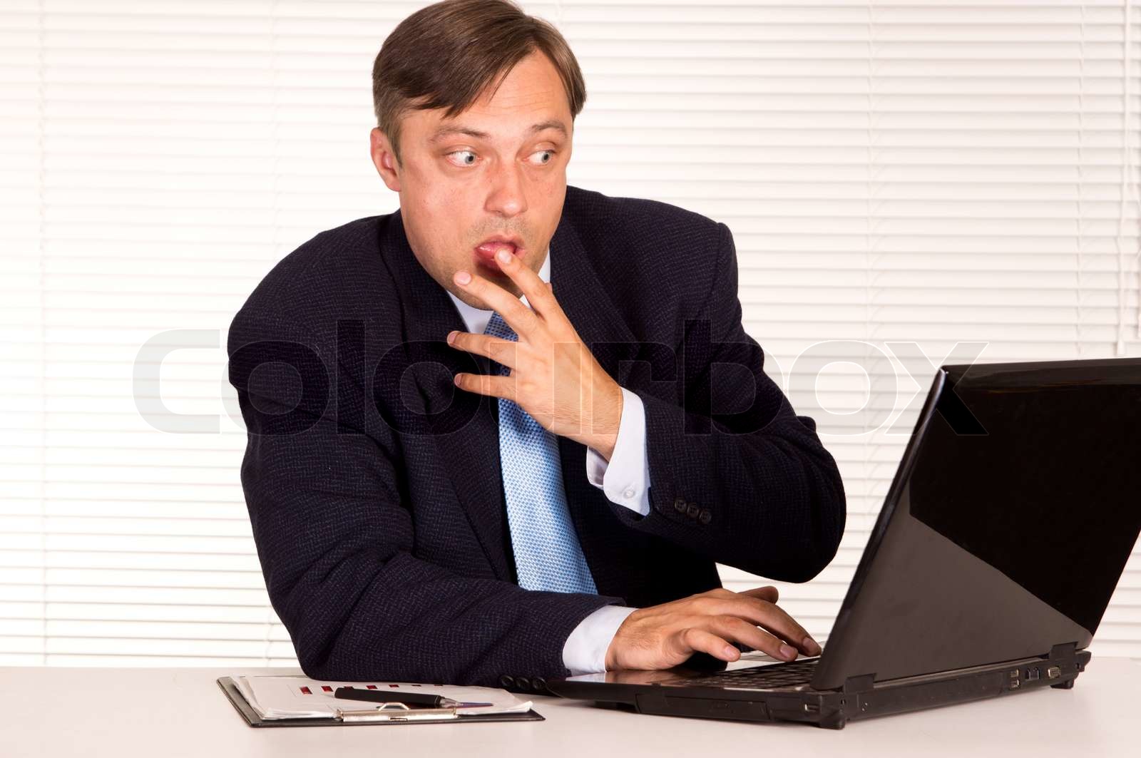 Mann mit Computer | Stock Bild | Colourbox