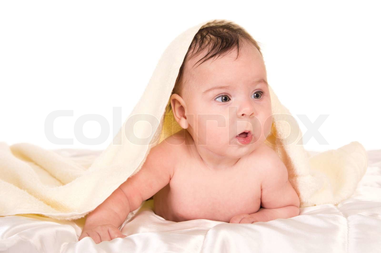 Baby unter das Handtuch | Stock Bild | Colourbox