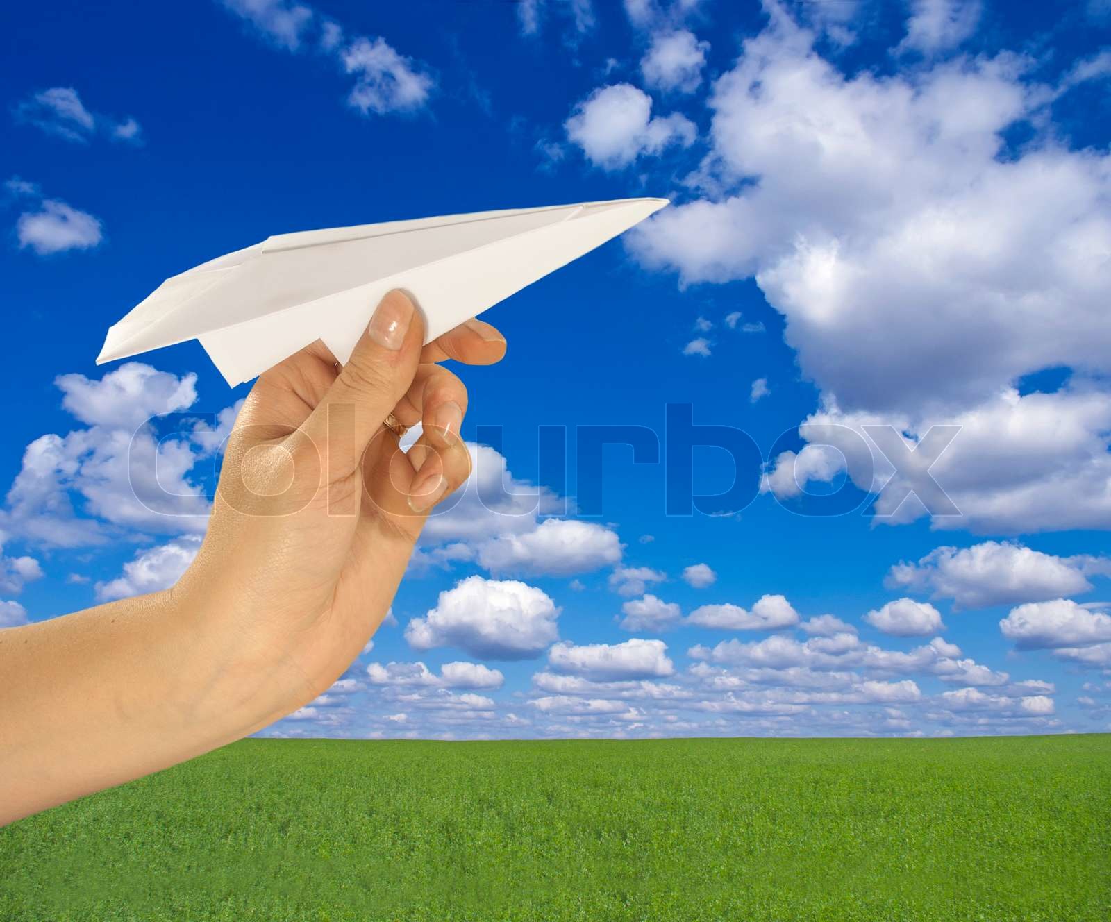 Papier Flugzeug im Flug aus | Stock Bild | Colourbox