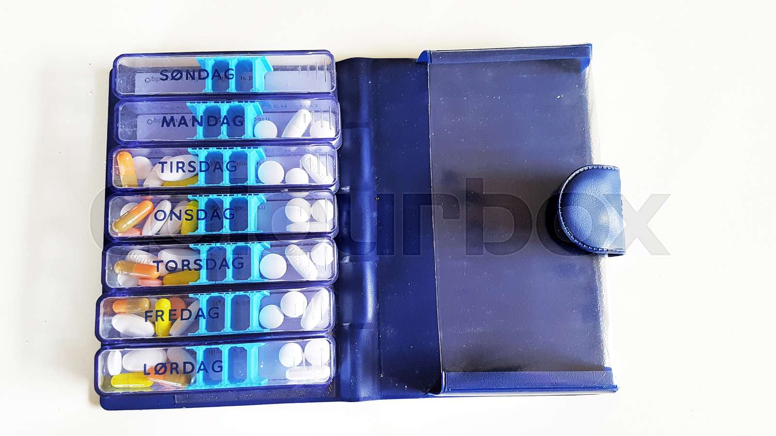 Pilleæske med dosering af piller for hver dag i ugen | Stock foto ...