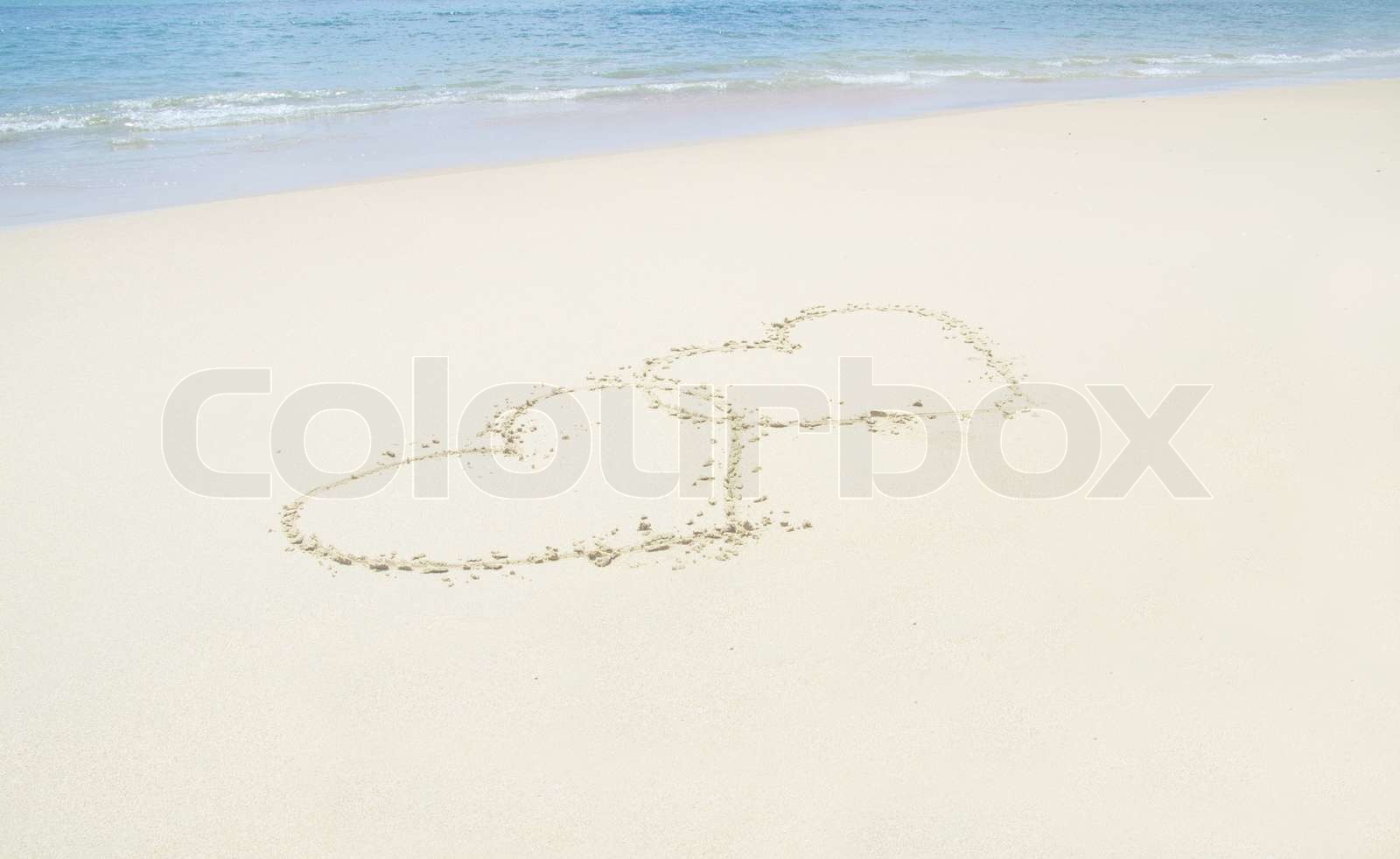 hjerter tegnet i sandet | Stock foto | Colourbox